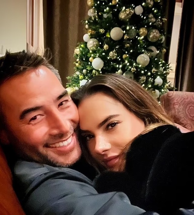 Alessandra Ambrosio surge deslumbrante de biquíni em Ibiza um mês após