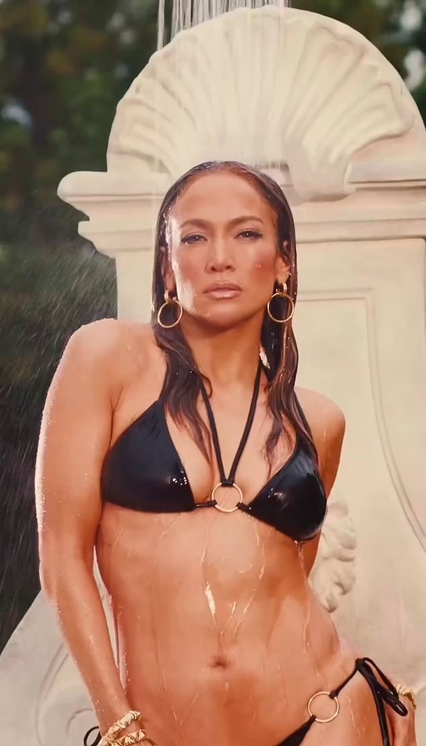 Jennifer Lopez surge de biquíni e faz a temperatura subir cenas de