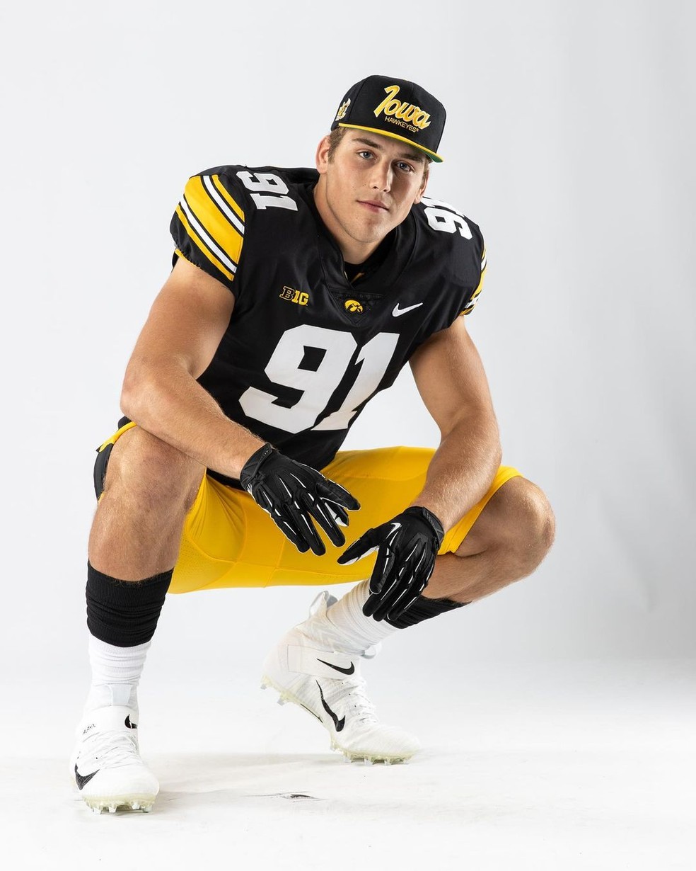 Pai de atleta selecionado no draft da NFL dá tapas na bunda da namorada