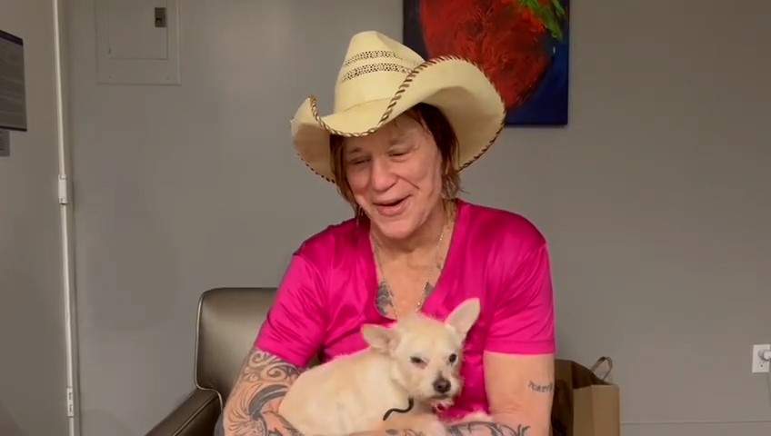 Mickey Rourke, ex-galã indicado ao Oscar, se revolta com vaquinha para ...