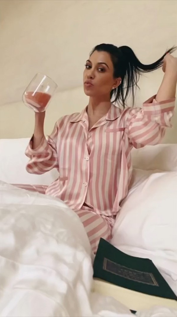 Kourtney Kardashian Posa Completamente Nua E Apela Para Truque Para