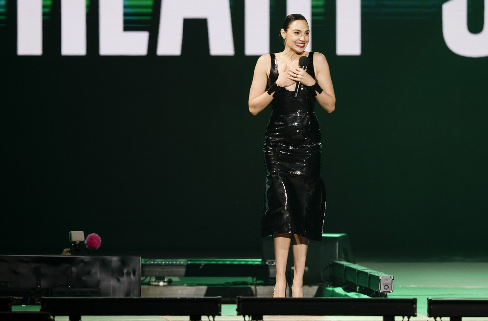 Gal Gadot rouba a cena em evento no Brasil com look chiquérrimo de ...