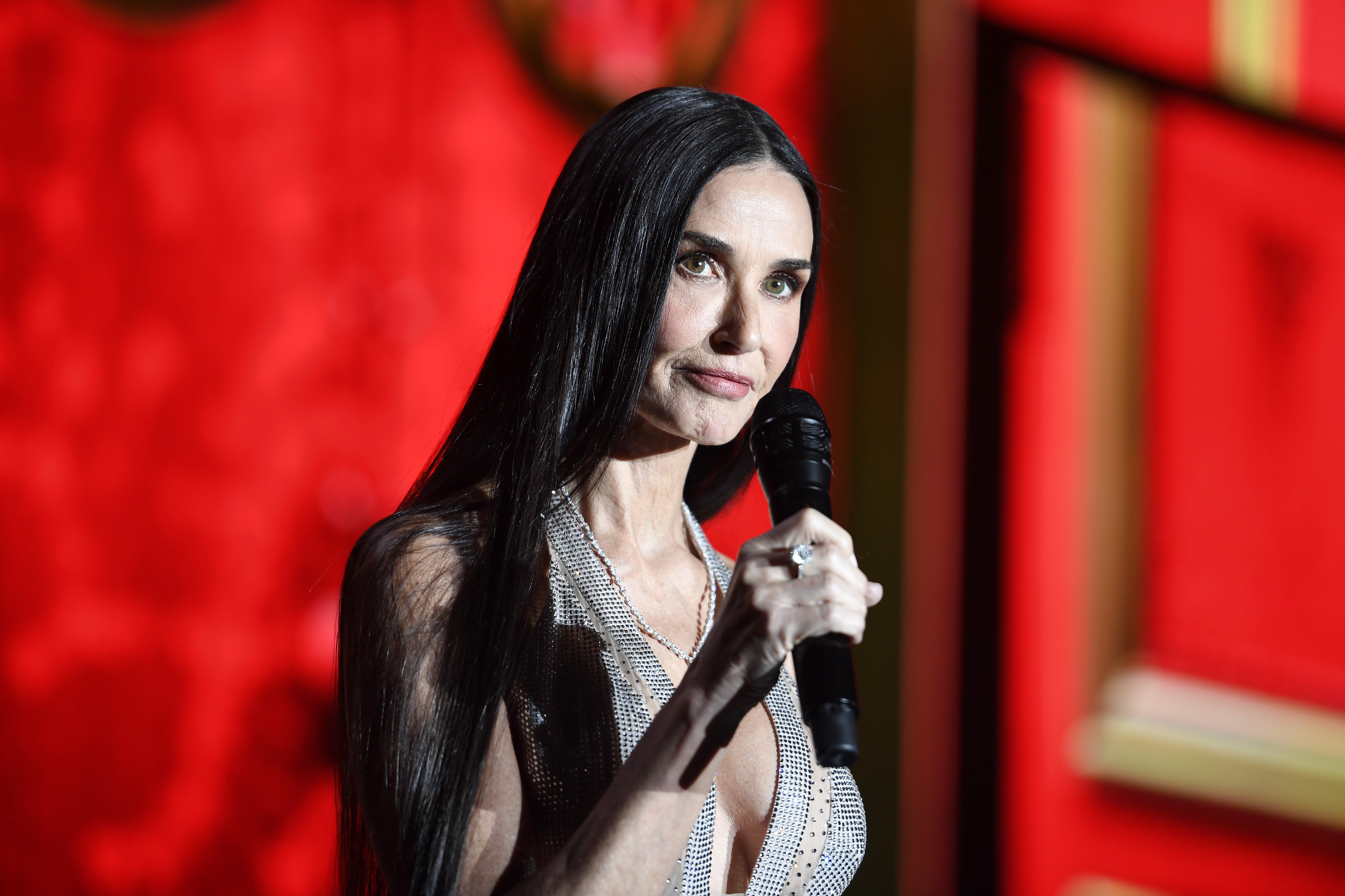 Demi Moore se irrita com pessoa na plateia em homenagem de gala a outra ...