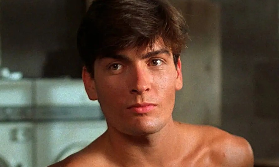 Charlie Sheen revela não ter feito filme teen icônico dos anos 1980 ...