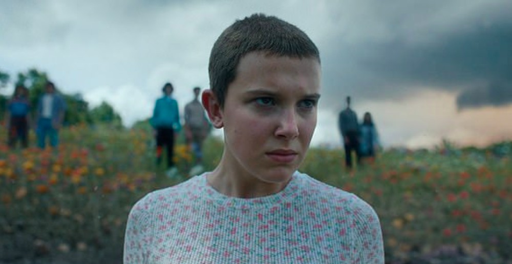 Millie Bobby Brown, loiríssima, estreia novo look e capricha no decote ...