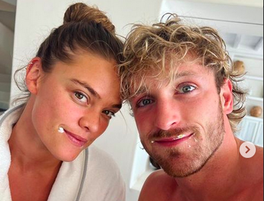 Musa dinamarquesa posa com cinco biquínis diferentes após assumir ...