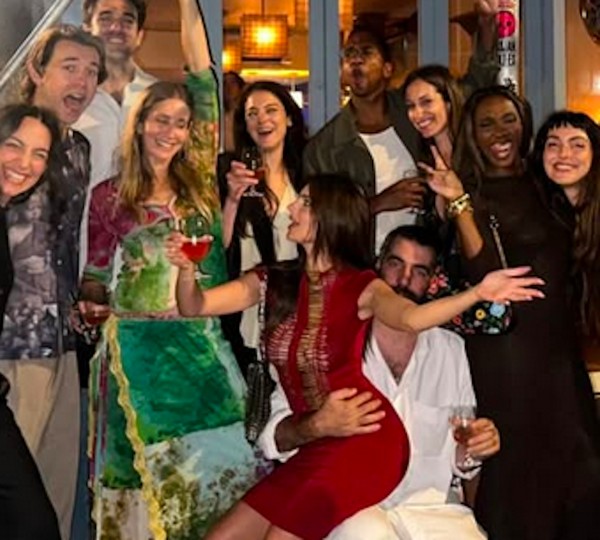 Emily Ratajkowski celebra 35º aniversário com vestido de crochê vazado ...