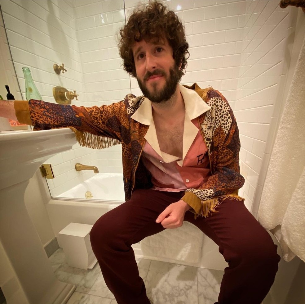 Ator e cantor diz que ter micropênis acaba ajudando o seu projeto criativo