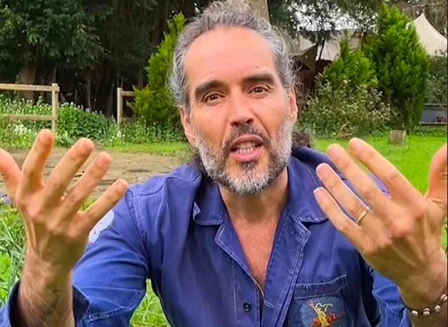 Ator Russell Brand, ex de Katy Perry, anuncia batismo após denúncias de ...