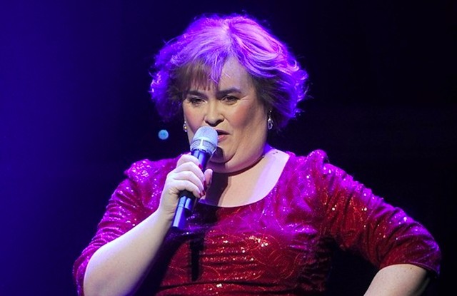 Cantora Susan Boyle faz aulas de piano e direção dois anos após sofrer AVC