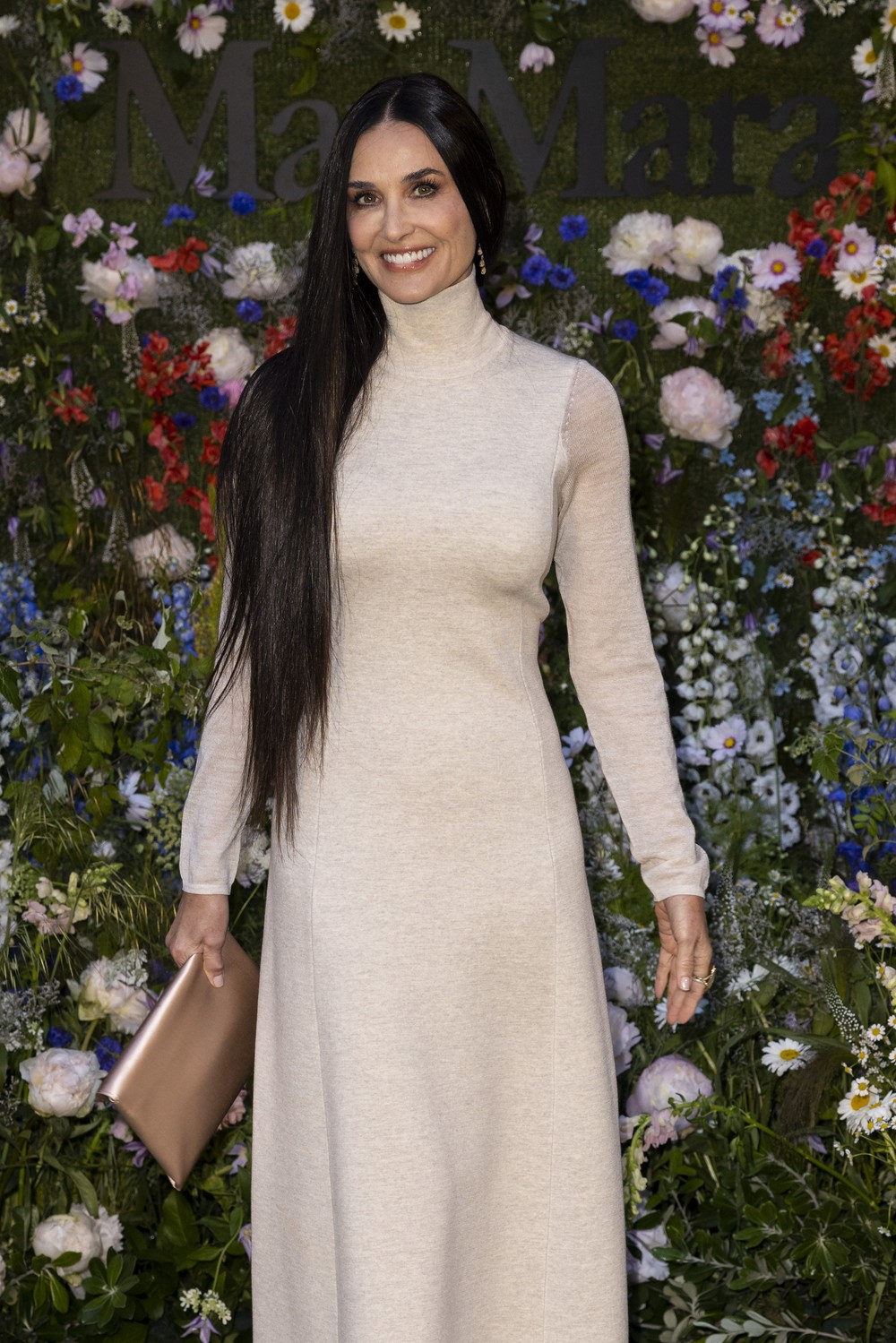 Demi Moore, aos 60 anos, concentra holofotes em evento de moda com look ...