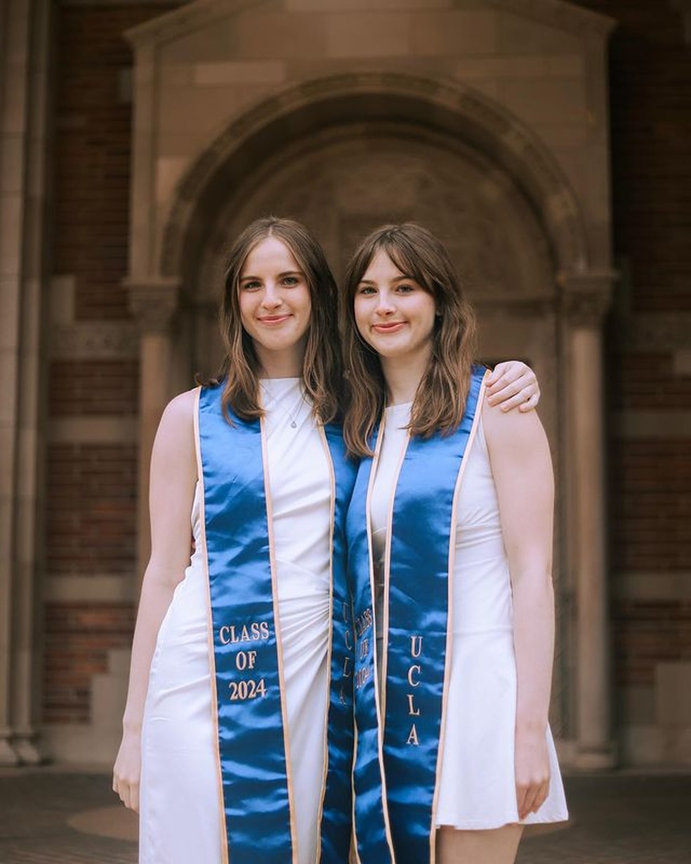 Gêmeas que interpretaram bebê de Rachel e Ross em 'Friends' se formam na faculdade e encantam ...