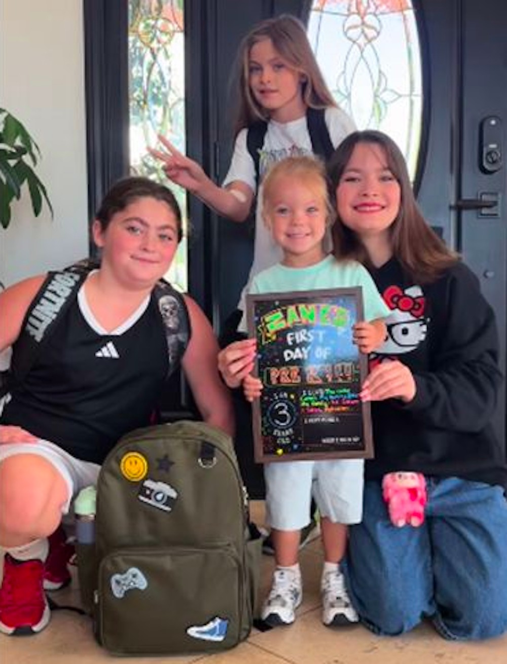 Filhos de Megan Fox e astro de 'Barrados' posam para foto rara com meio ...