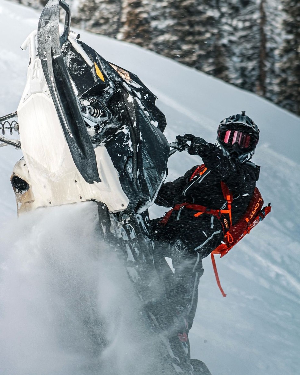 Vídeo aterrorizante mostra condutor de snowmobile sendo engolido por ...