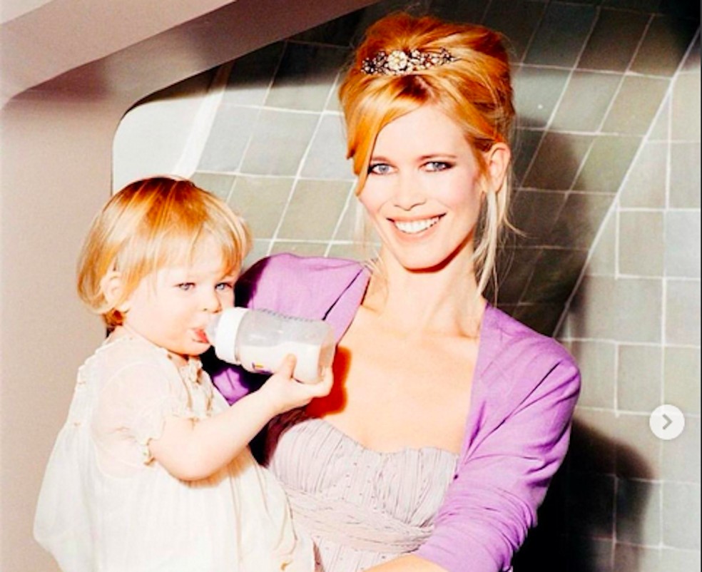 Filha 'clone' de 21 anos de Claudia Schiffer, musa da década de 1990 ...