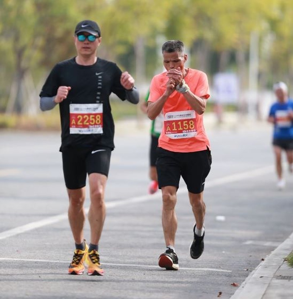 Maratonista chinês viraliza ao completar maratona de 42 km fumando cigarros