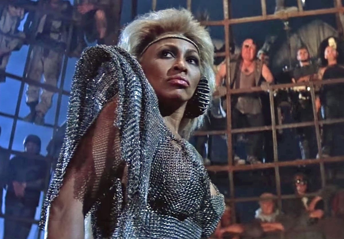 Tina Turner teve que raspar cabelos para colocar peruca loira e vestiu roupa de 31 kg em 'Mad Max'