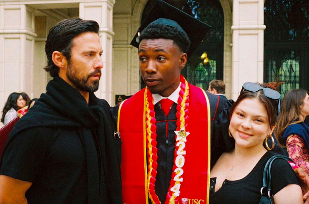 Astro de 'This is Us' vai à formatura na faculdade de seu filho na série e 'mãe fake' também ...