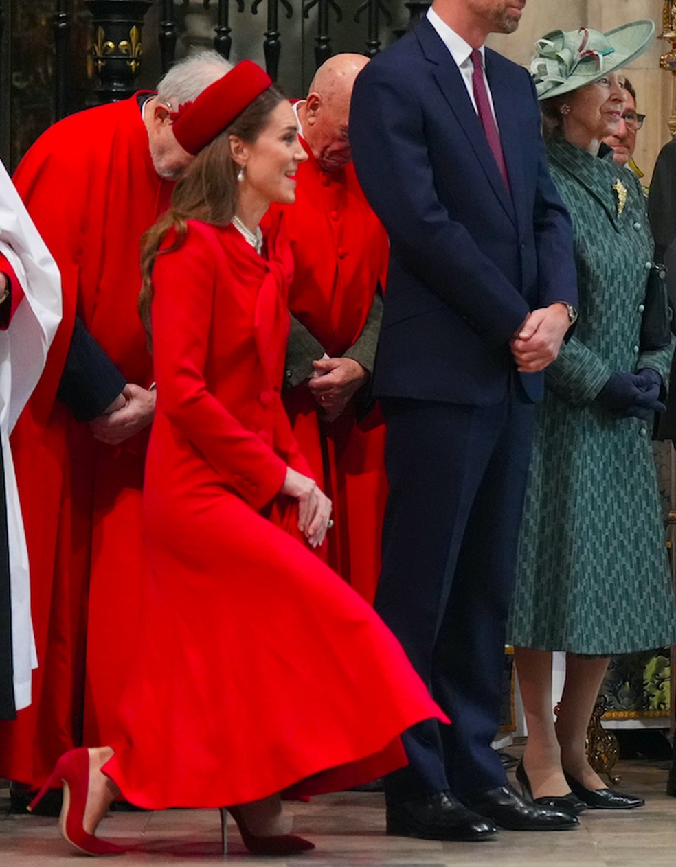 Kate Middleton chama atenção por reverência 'perfeita' e quase até o ...