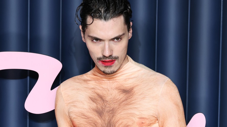 Influenciador escandaliza com body que simula corpo nu em premiação