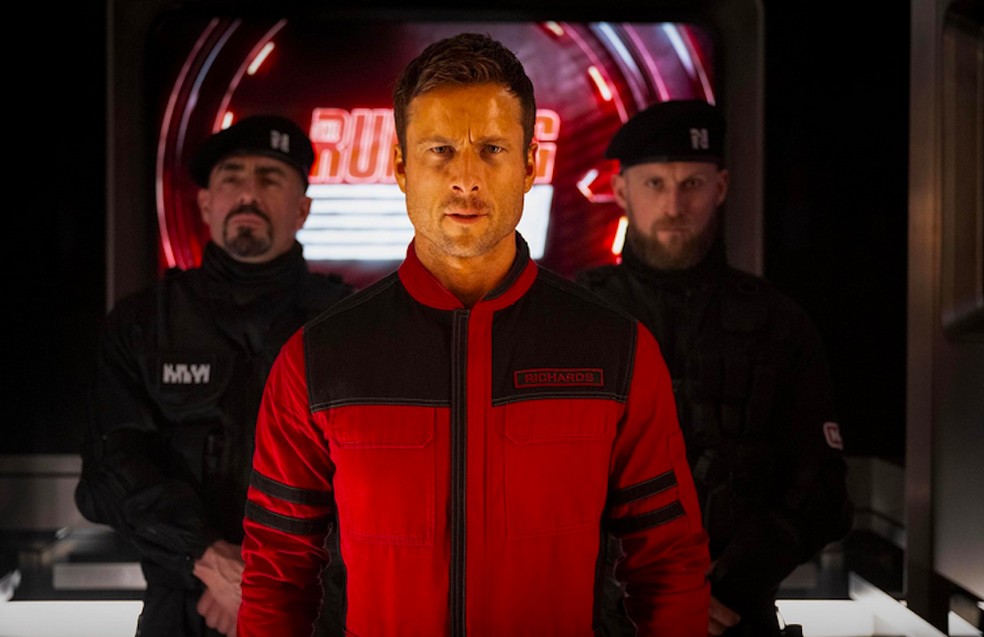 Glen Powell revela que vai terminar faculdade após duas décadas com ajudinha de diretor de novo ...