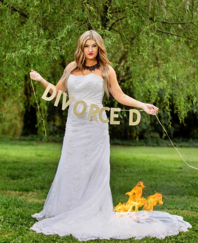 Influencer queima vestido de noiva em ensaio controverso de divorciada ...