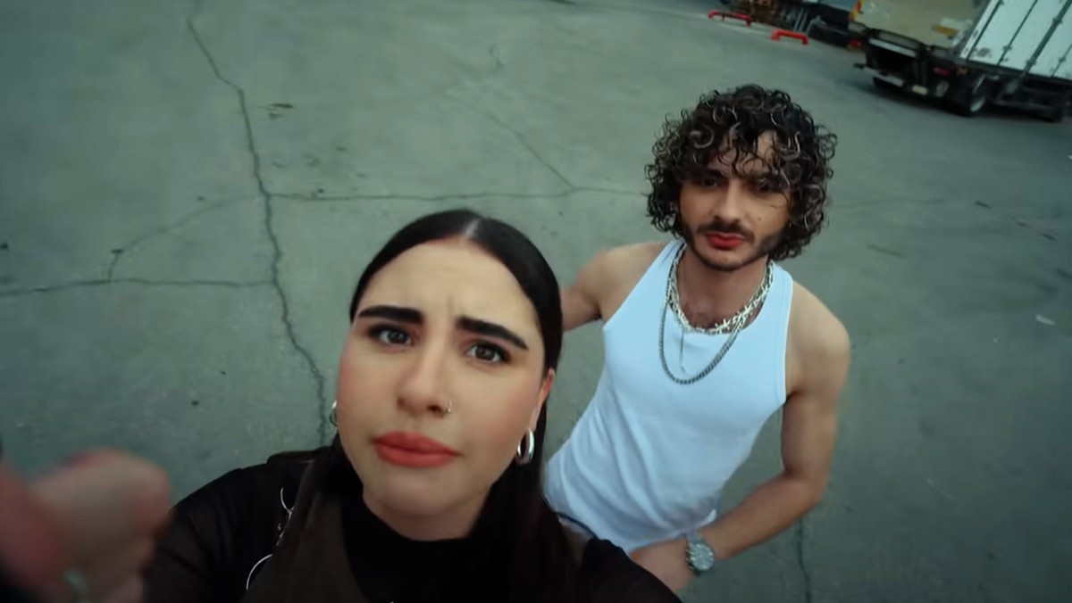 Clipe de casal de rappers de Israel pedindo a morte de Dua Lipa, Bella ...