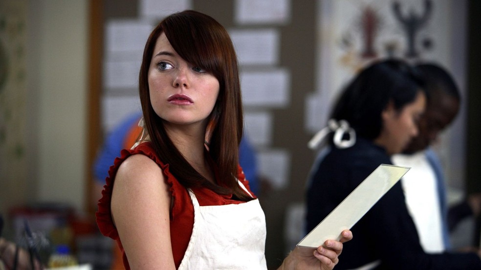 Emma Stone desperta suspeitas de plásticas com aparição na Semana de ...