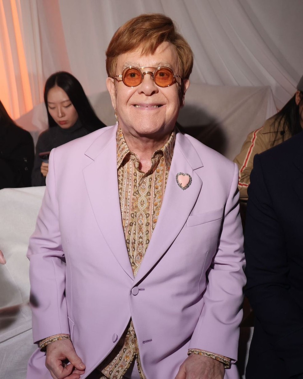 Elton John revela que perdeu visão do olho direito e lamenta não poder ...