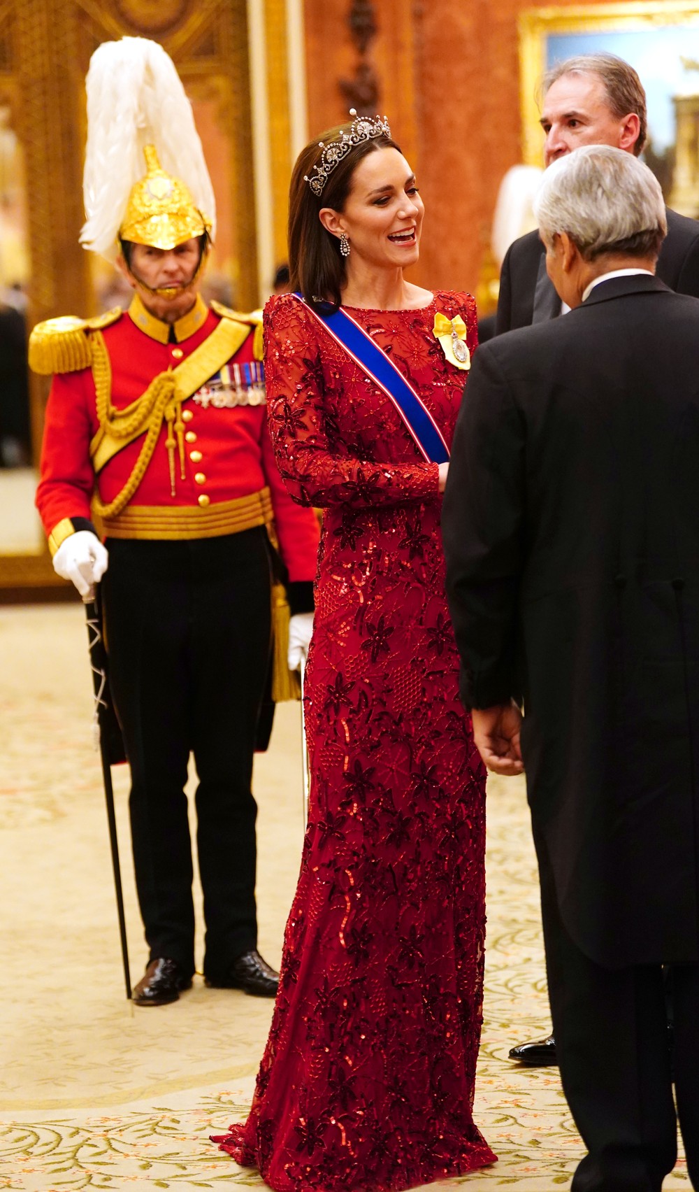 Kate Middleton usa broche com foto da rainha Elizabeth II e brincos que ...