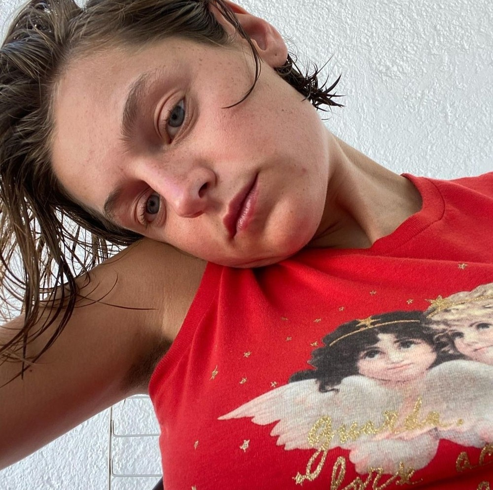 Emma Corrin, que encarnou Lady Di em série premiada, faz apelo para ...