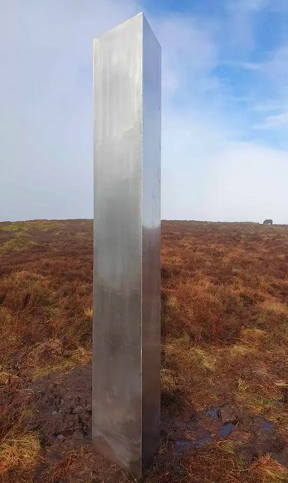 Monolito de 3 metros surge misteriosamente em local remoto do País de ...