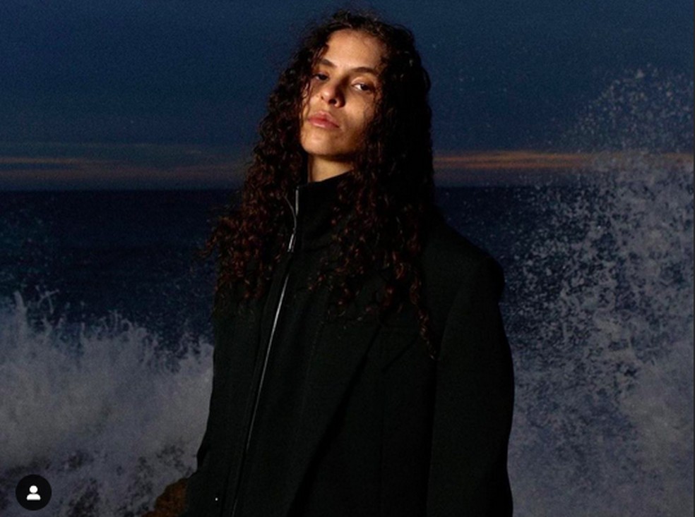 Filha de Johnny Depp compartilha foto de beijão em namorada rapper ...