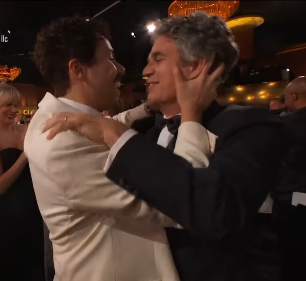 Mark Ruffalo explica beijo em colega de 'Pobres Criaturas' durante ...