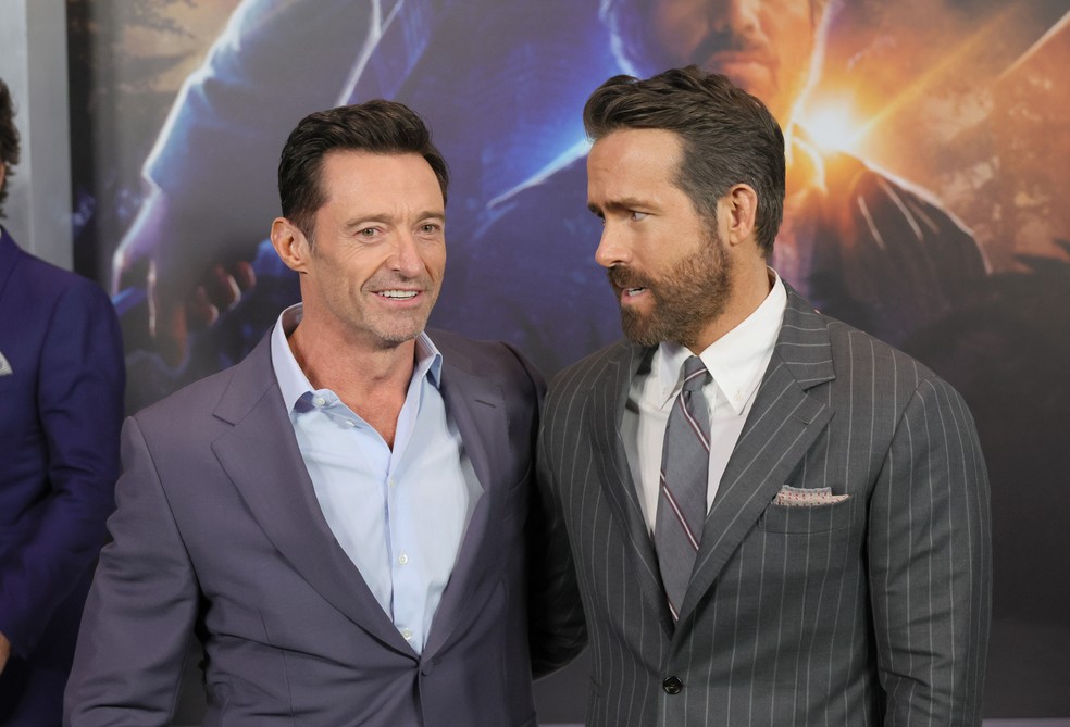 Hugh Jackman faz caminhada na chuva uma semana após anúncio de divórcio ...