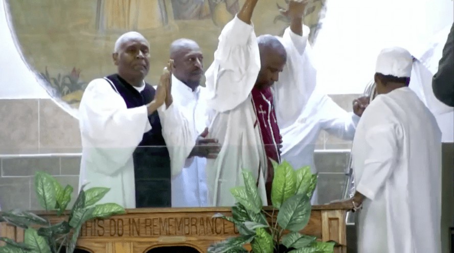 Denzel Washington é batizado e se torna pastor após dizer que religiosidade torna difícil vida ...