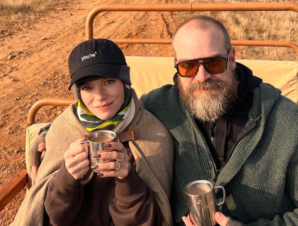 Lily Allen revela que usa celular infantil controlado pelo marido, estrela de 'Stranger Things ...