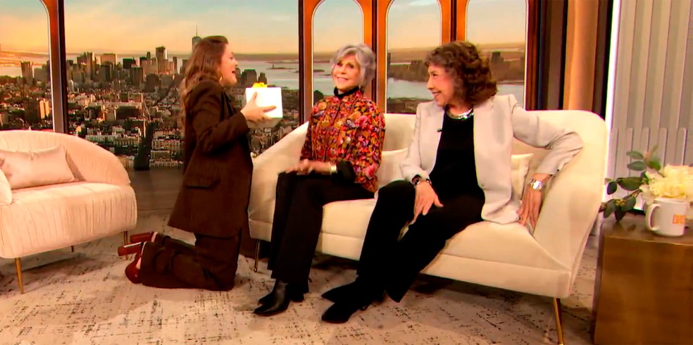 Jane Fonda surpreende Drew Barrymore com vibrador de presente em talk ...