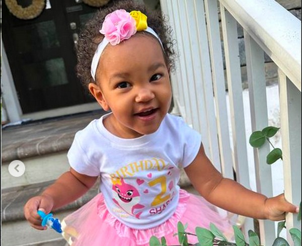 Filha de dois anos de astro do futebol americano morre afogada em piscina