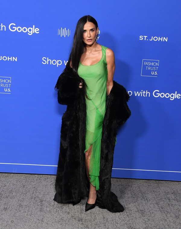 Demi Moore mostra tudo em cima aos 60 anos ao ir com filha em evento ...