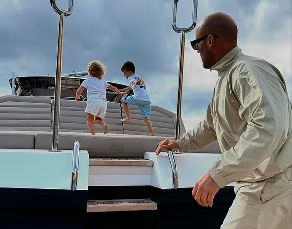 Jason Statham posta álbum de fotos raras de seus filhos com musa de ...
