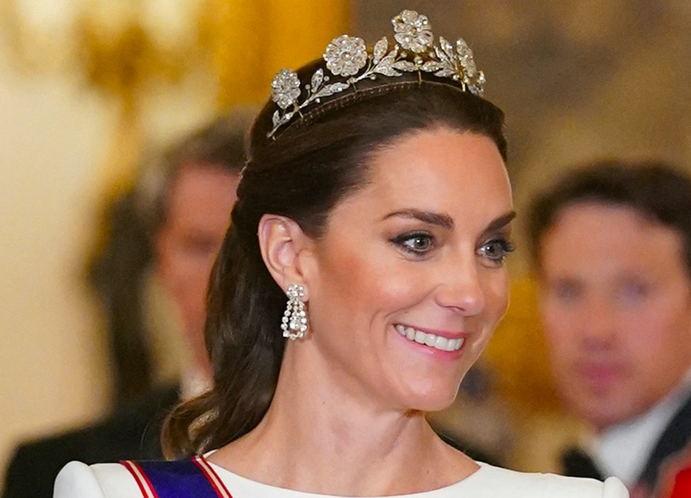 Kate Middleton se curva em reverência a Camilla em evento oficial da realeza 6 meses após ...