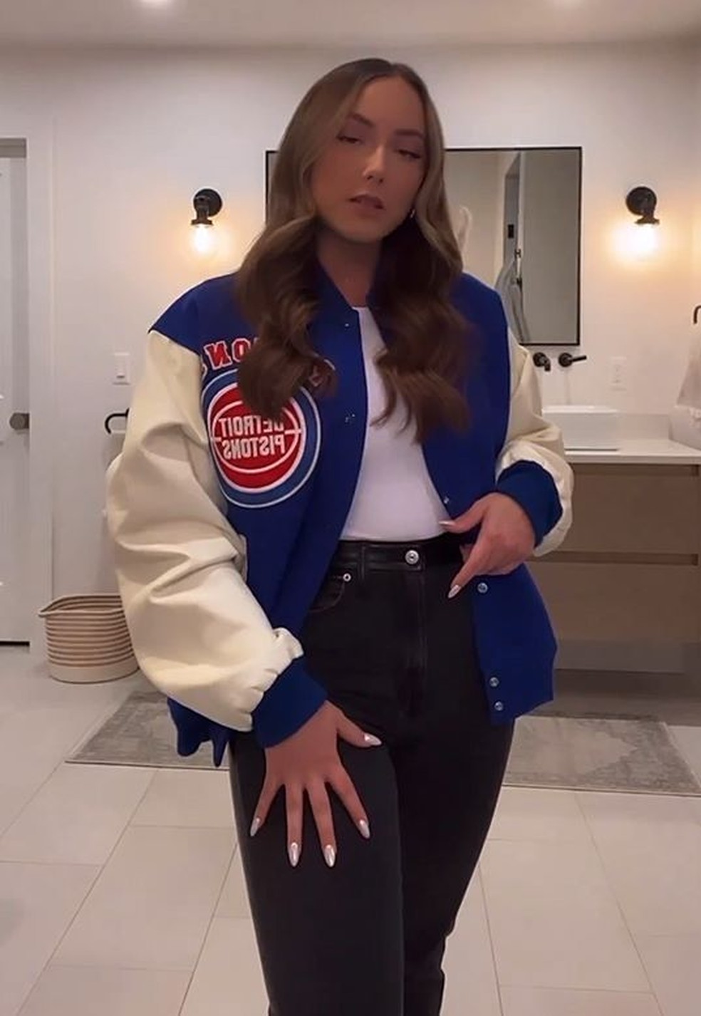 Filha influencer de Eminem encanta fãs em vídeo com jaqueta de basquete ...