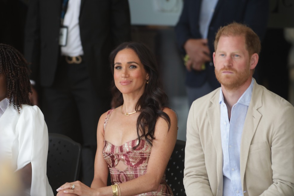 Palácio de Buckingham nega que cortou Meghan Markle de foto para ...