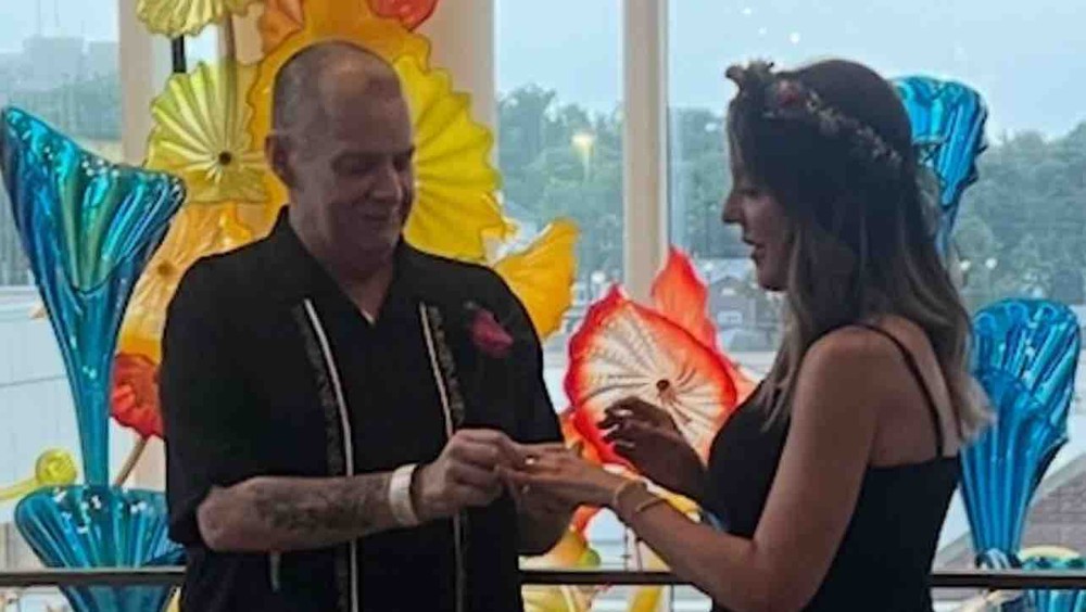 Cantor morre vítima de câncer agressivo duas semanas após se casar