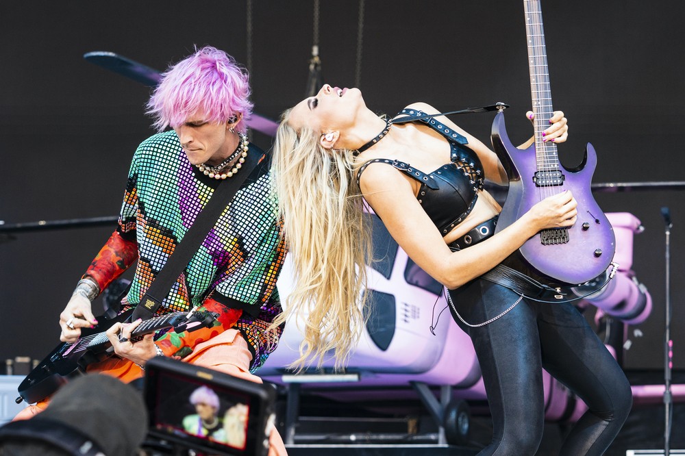 Quem é a guitarrista gata apontada como pivô de fim de noivado de Megan ...