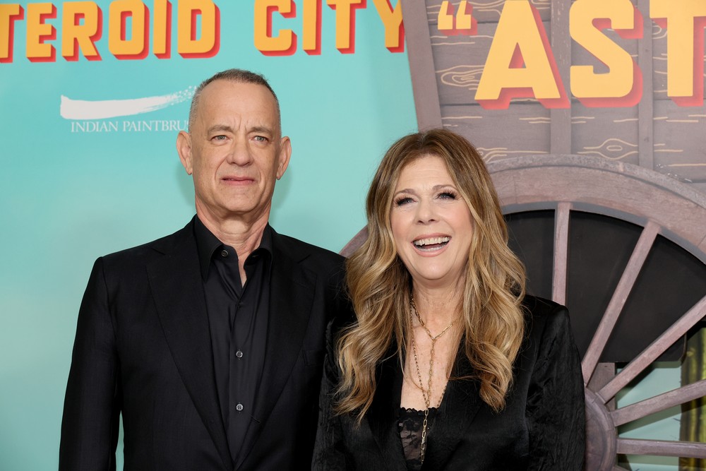 Tom Hanks posta foto da esposa de maiô para comemorar seus 69 anos
