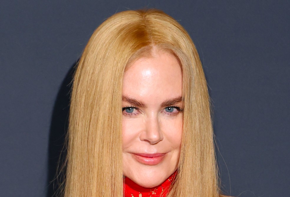 Nicole Kidman se descuida, sofre deslize fashion e deixa peruca exposta ...