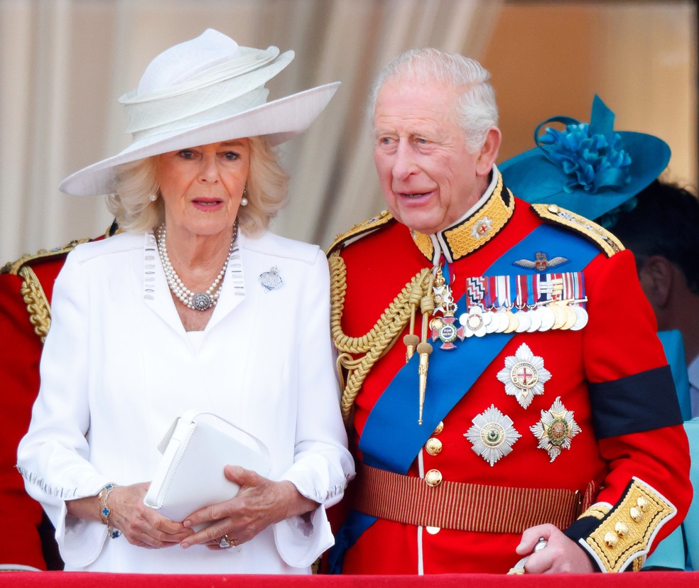 O significado oculto do broche de 236 mil reais da Rainha Camilla