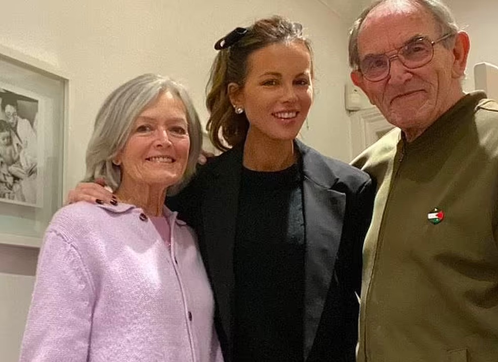 Atriz Kate Beckinsale emociona fãs ao anunciar a morte do padrasto ...